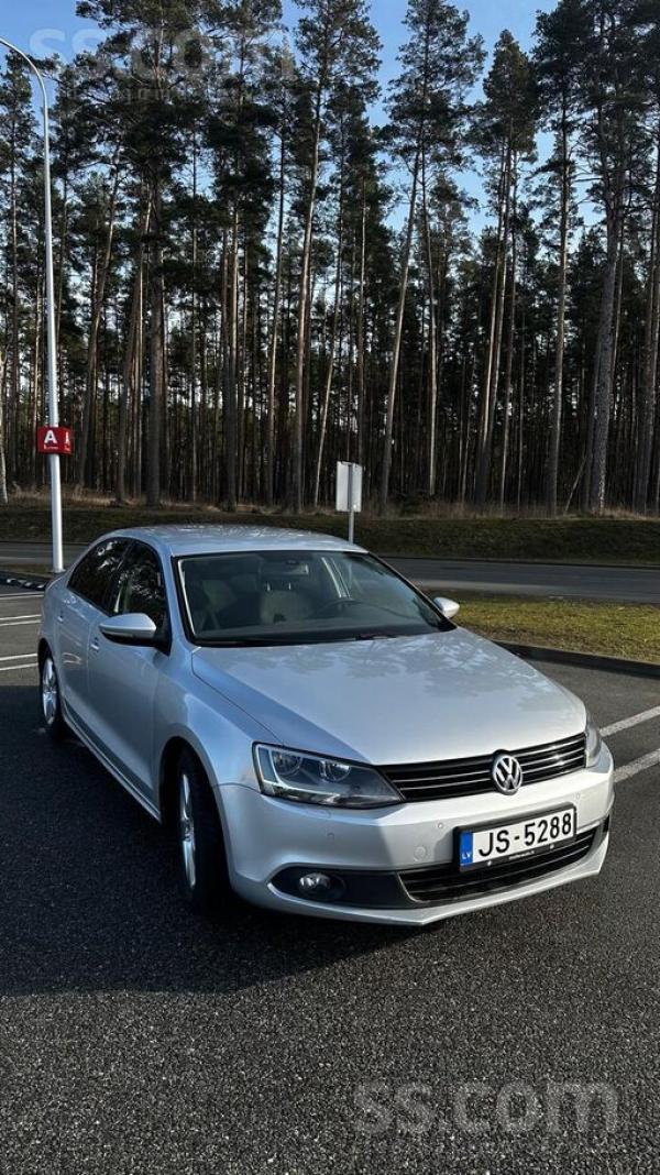 Pelēks Volkswagen Jetta 2013 Rīga, ar dzinēja tilpumu 1.40 L un nobraukumu 167 tūkst. km par 4450 €, foto 5 vietnē AUTOMOTO.COM.LV