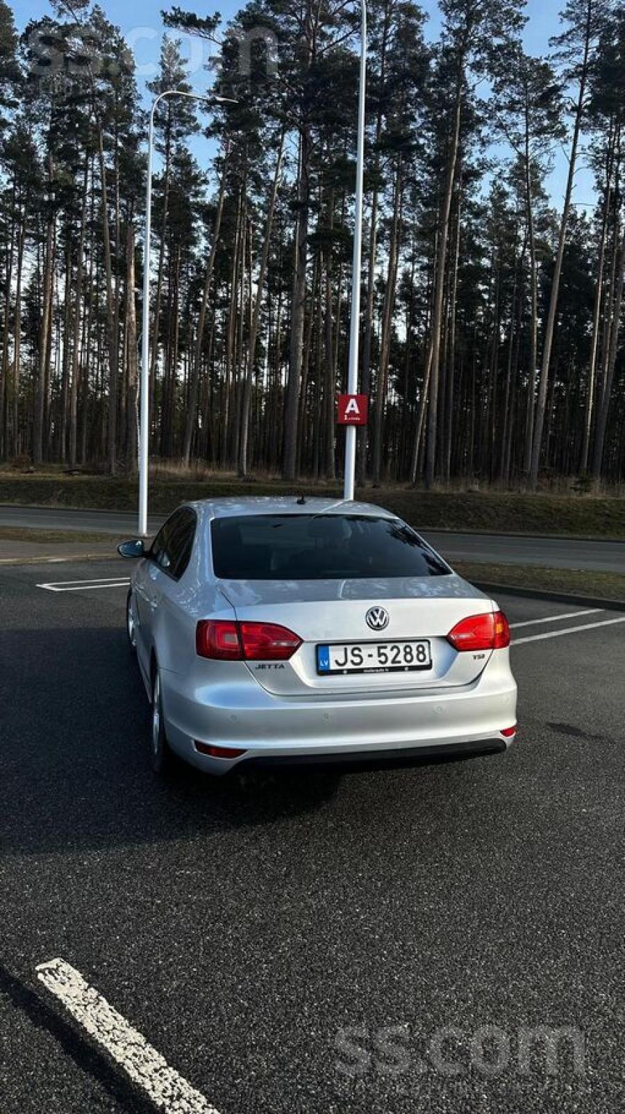 Grey Volkswagen Jetta 2013 in Riga, with an engine capacity of 1.40 L and mileage of 167 thousand km for 4450 €, photo 9 on AUTOMOTO.COM.LV