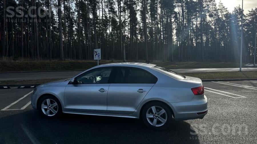 Grey Volkswagen Jetta 2013 in Riga, with an engine capacity of 1.40 L and mileage of 167 thousand km for 4450 €, photo 12 on AUTOMOTO.COM.LV