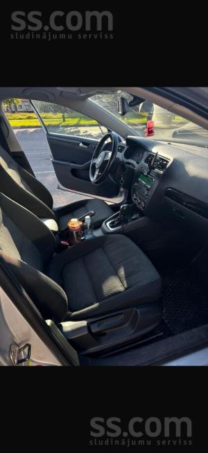 Grey Volkswagen Jetta 2013 in Riga, with an engine capacity of 1.40 L and mileage of 167 thousand km for 4450 €, photo 14 on AUTOMOTO.COM.LV
