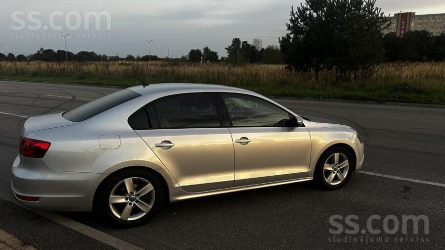 Grey Volkswagen Jetta 2013 in Riga, with an engine capacity of 1.40 L and mileage of 167 thousand km for 4450 €, photo 17 on AUTOMOTO.COM.LV