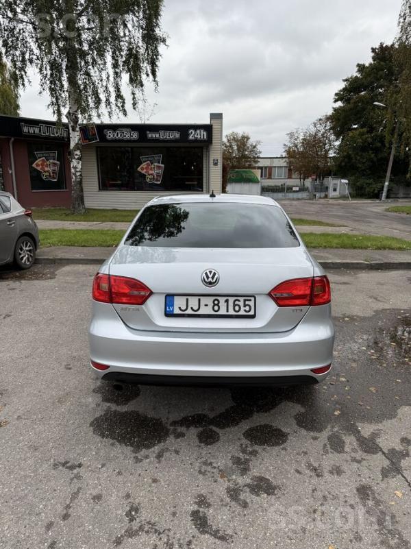 Pelēks Volkswagen Jetta 2013 Rīga, ar dzinēja tilpumu 1.60 L un nobraukumu 230 tūkst. km par 3400 €, foto 5 vietnē AUTOMOTO.COM.LV
