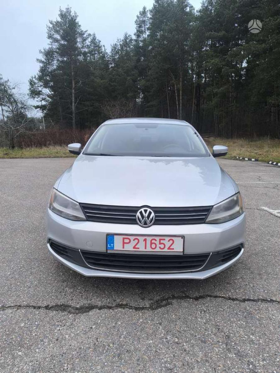 Grey Volkswagen Jetta 2014 in Vilnius, with an engine capacity of 1.80 L and mileage of 182 thousand km for 3700 €, photo 3 on AUTOMOTO.COM.LV