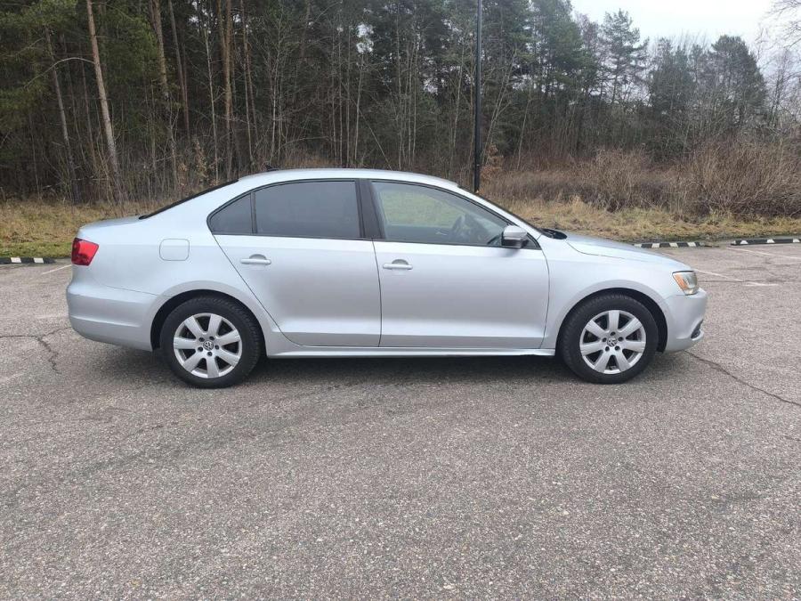 Grey Volkswagen Jetta 2014 in Vilnius, with an engine capacity of 1.80 L and mileage of 182 thousand km for 3700 €, photo 5 on AUTOMOTO.COM.LV