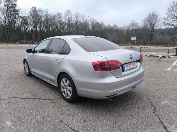 Grey Volkswagen Jetta 2014 in Vilnius, with an engine capacity of 1.80 L and mileage of 182 thousand km for 3700 €, photo 8 on AUTOMOTO.COM.LV
