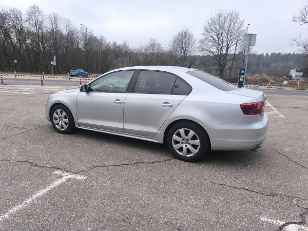 Grey Volkswagen Jetta 2014 in Vilnius, with an engine capacity of 1.80 L and mileage of 182 thousand km for 3700 €, photo 9 on AUTOMOTO.COM.LV