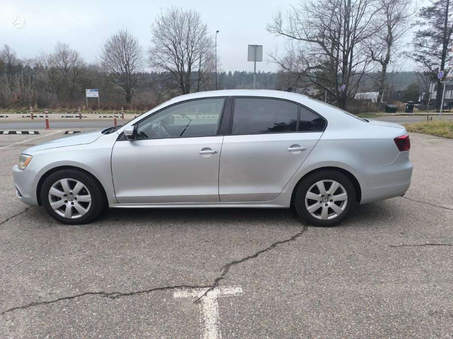 Grey Volkswagen Jetta 2014 in Vilnius, with an engine capacity of 1.80 L and mileage of 182 thousand km for 3700 €, photo 10 on AUTOMOTO.COM.LV