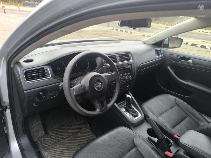 Grey Volkswagen Jetta 2014 in Vilnius, with an engine capacity of 1.80 L and mileage of 182 thousand km for 3700 €, photo 12 on AUTOMOTO.COM.LV