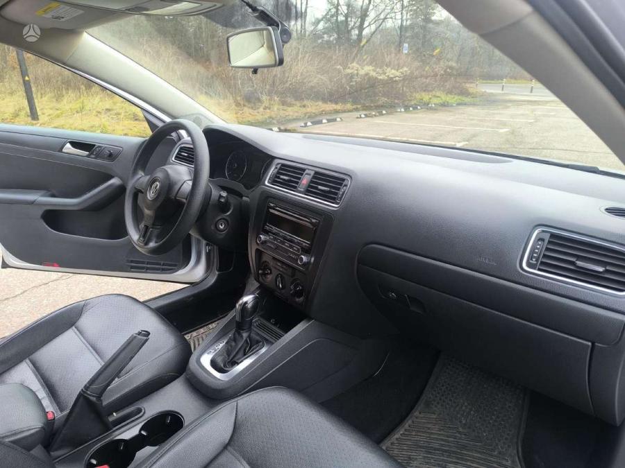 Grey Volkswagen Jetta 2014 in Vilnius, with an engine capacity of 1.80 L and mileage of 182 thousand km for 3700 €, photo 18 on AUTOMOTO.COM.LV