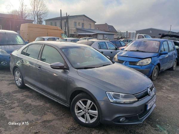 Pelēks Volkswagen Jetta 2014 Tauragė, ar dzinēja tilpumu 1.40 L un nobraukumu 182 tūkst. km par 5200 €, foto 1 vietnē AUTOMOTO.COM.LV
