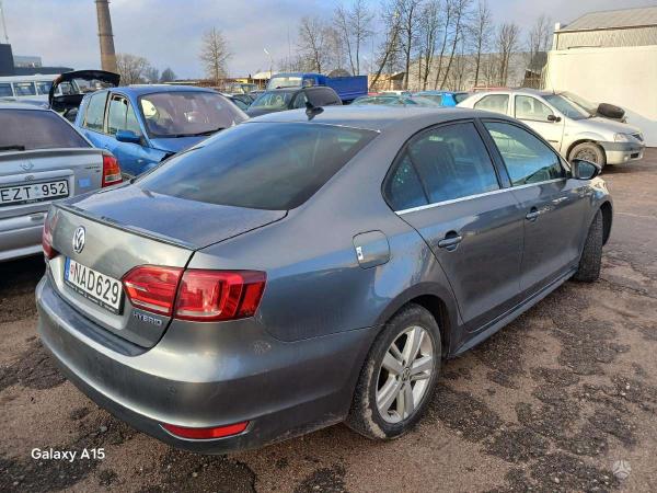 Pelēks Volkswagen Jetta 2014 Tauragė, ar dzinēja tilpumu 1.40 L un nobraukumu 182 tūkst. km par 5200 €, foto 2 vietnē AUTOMOTO.COM.LV