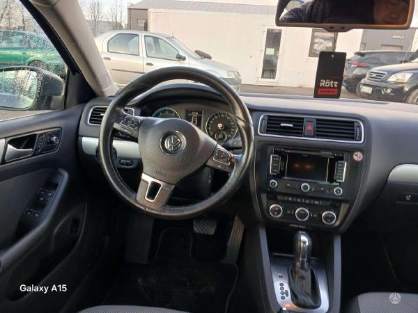Pelēks Volkswagen Jetta 2014 Tauragė, ar dzinēja tilpumu 1.40 L un nobraukumu 182 tūkst. km par 5200 €, foto 8 vietnē AUTOMOTO.COM.LV