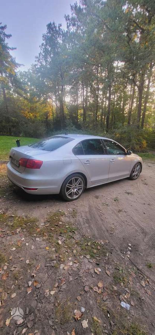 Pelēks Volkswagen Jetta 2014 Viļņa, ar dzinēja tilpumu 1.60 L un nobraukumu 377 tūkst. km par 3800 €, foto 4 vietnē AUTOMOTO.COM.LV