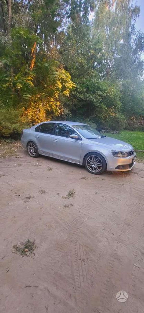 Pelēks Volkswagen Jetta 2014 Viļņa, ar dzinēja tilpumu 1.60 L un nobraukumu 377 tūkst. km par 3800 €, foto 5 vietnē AUTOMOTO.COM.LV