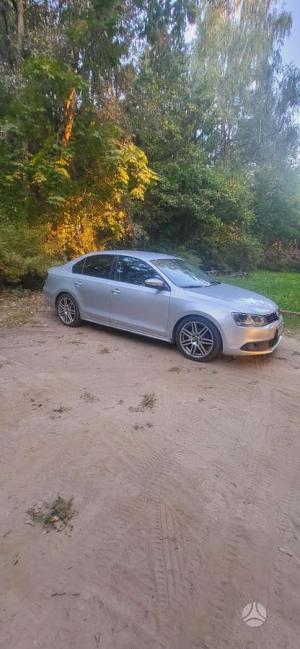 Pelēks Volkswagen Jetta 2014 Viļņa, ar dzinēja tilpumu 1.60 L un nobraukumu 377 tūkst. km par 3800 €, foto 5 vietnē AUTOMOTO.COM.LV