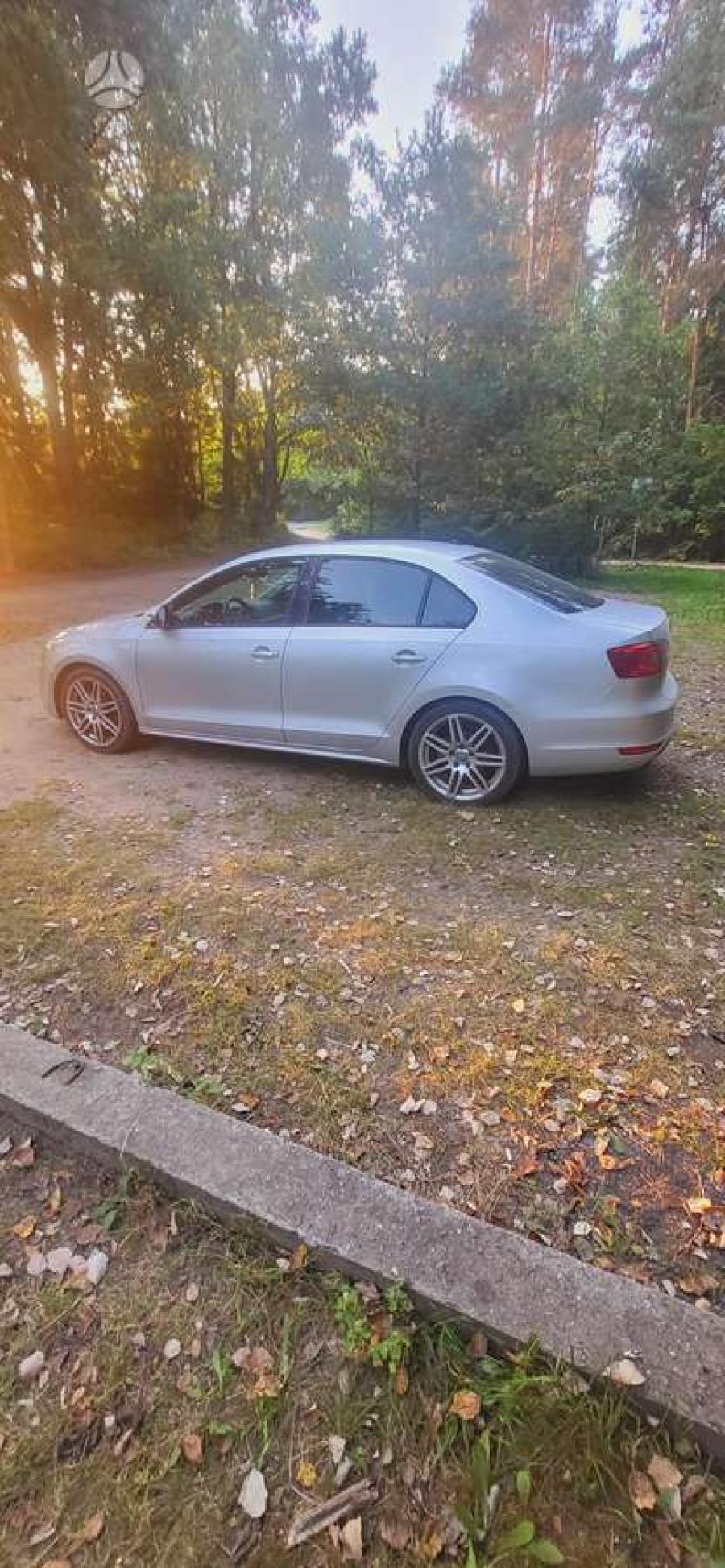 Pelēks Volkswagen Jetta 2014 Viļņa, ar dzinēja tilpumu 1.60 L un nobraukumu 377 tūkst. km par 3800 €, foto 6 vietnē AUTOMOTO.COM.LV
