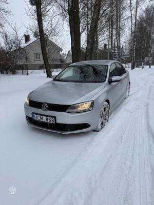 Pelēks Volkswagen Jetta 2014 Kauņa, ar dzinēja tilpumu 1.60 L un nobraukumu 305 tūkst. km par 4350 €, foto  vietnē AUTOMOTO.COM.LV