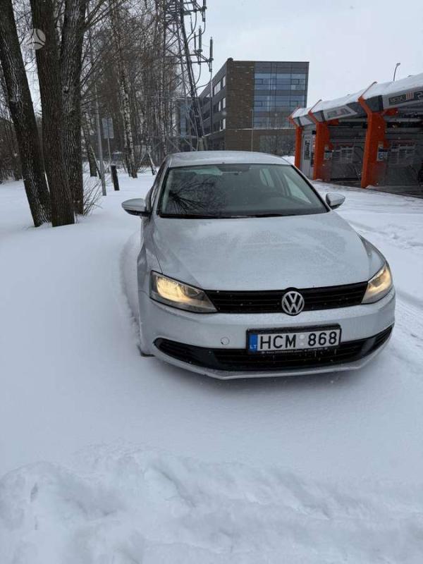 Grey Volkswagen Jetta 2014 in Kaunas, with an engine capacity of 1.60 L and mileage of 305 thousand km for 4350 €, photo 2 on AUTOMOTO.COM.LV