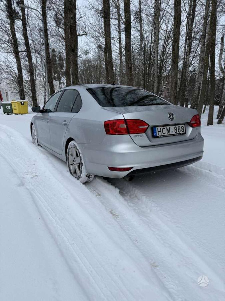 Pelēks Volkswagen Jetta 2014 Kauņa, ar dzinēja tilpumu 1.60 L un nobraukumu 305 tūkst. km par 4350 €, foto 4 vietnē AUTOMOTO.COM.LV