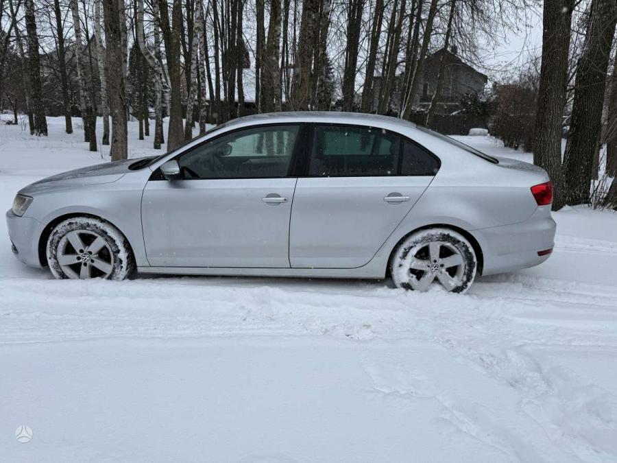 Pelēks Volkswagen Jetta 2014 Kauņa, ar dzinēja tilpumu 1.60 L un nobraukumu 305 tūkst. km par 4350 €, foto 5 vietnē AUTOMOTO.COM.LV