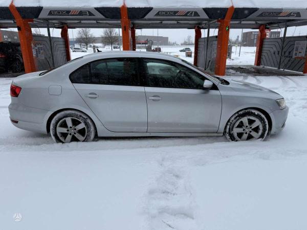 Grey Volkswagen Jetta 2014 in Kaunas, with an engine capacity of 1.60 L and mileage of 305 thousand km for 4350 €, photo 6 on AUTOMOTO.COM.LV