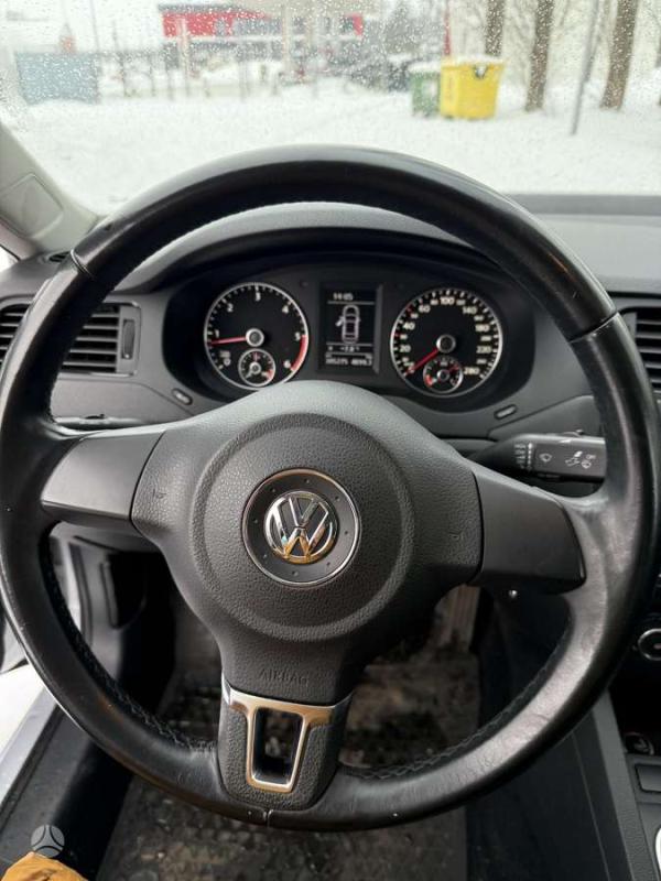 Grey Volkswagen Jetta 2014 in Kaunas, with an engine capacity of 1.60 L and mileage of 305 thousand km for 4350 €, photo 7 on AUTOMOTO.COM.LV