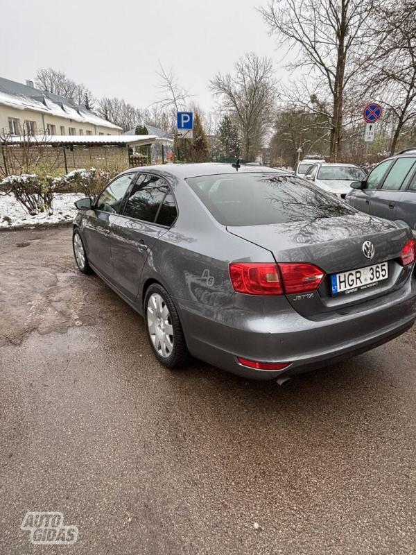 Pelēks Volkswagen Jetta 2014 Kauņa, ar dzinēja tilpumu 1.60 L un nobraukumu 315 tūkst. km par 3800 €, foto 3 vietnē AUTOMOTO.COM.LV
