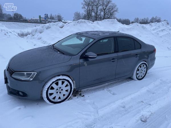 Pelēks Volkswagen Jetta 2014 Viļņa, ar dzinēja tilpumu 1.60 L un nobraukumu 314 tūkst. km par 3600 €, foto 1 vietnē AUTOMOTO.COM.LV