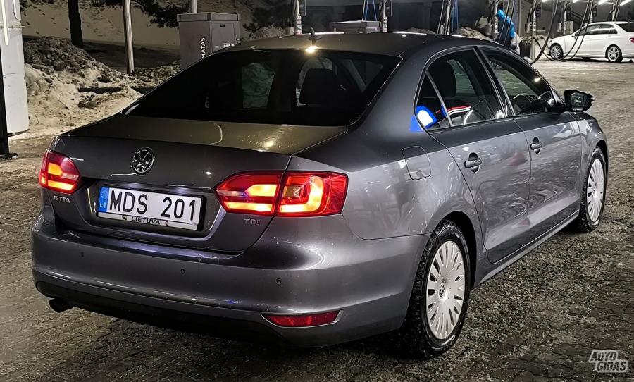 Grey Volkswagen Jetta 2014 in Vilnius, with an engine capacity of 1.60 L and mileage of 255 thousand km for 4500 €, photo 5 on AUTOMOTO.COM.LV