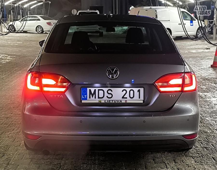 Grey Volkswagen Jetta 2014 in Vilnius, with an engine capacity of 1.60 L and mileage of 255 thousand km for 4500 €, photo 6 on AUTOMOTO.COM.LV