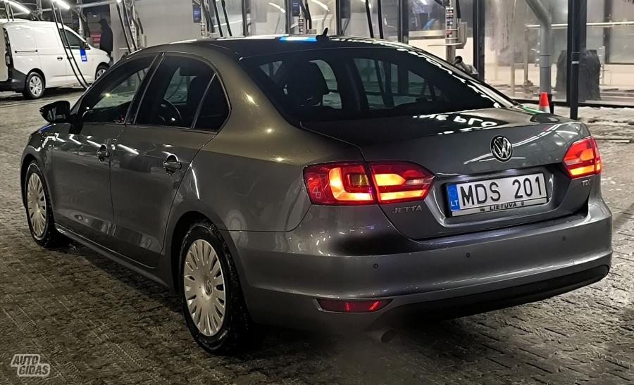 Grey Volkswagen Jetta 2014 in Vilnius, with an engine capacity of 1.60 L and mileage of 255 thousand km for 4500 €, photo 7 on AUTOMOTO.COM.LV