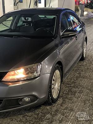 Grey Volkswagen Jetta 2014 in Vilnius, with an engine capacity of 1.60 L and mileage of 255 thousand km for 4500 €, photo 9 on AUTOMOTO.COM.LV