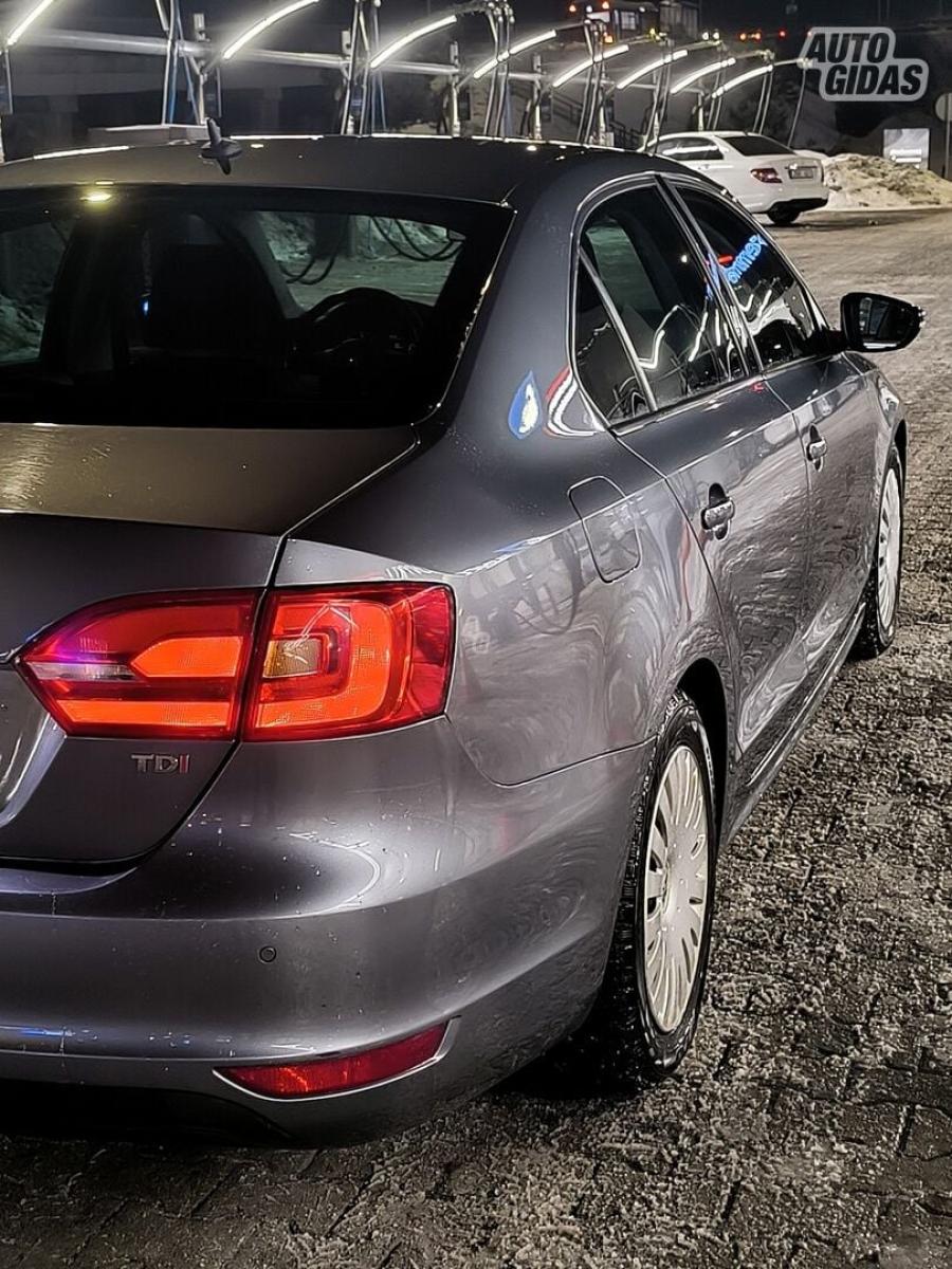 Grey Volkswagen Jetta 2014 in Vilnius, with an engine capacity of 1.60 L and mileage of 255 thousand km for 4500 €, photo 11 on AUTOMOTO.COM.LV