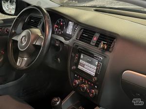 Grey Volkswagen Jetta 2014 in Vilnius, with an engine capacity of 1.60 L and mileage of 255 thousand km for 4500 €, photo 14 on AUTOMOTO.COM.LV