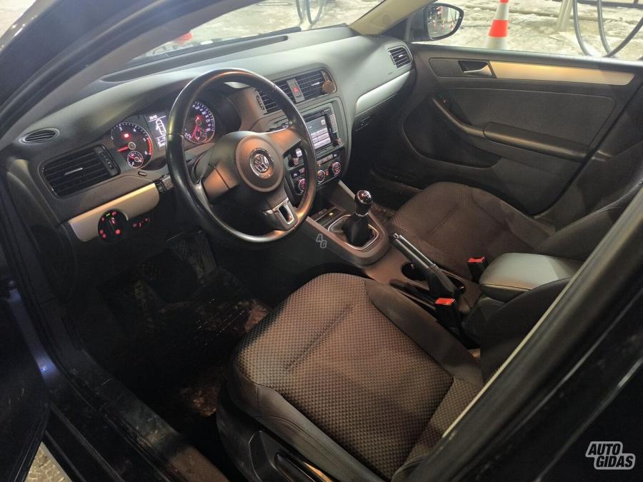 Grey Volkswagen Jetta 2014 in Vilnius, with an engine capacity of 1.60 L and mileage of 255 thousand km for 4500 €, photo 16 on AUTOMOTO.COM.LV