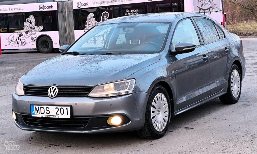 Grey Volkswagen Jetta 2014 in Vilnius, with an engine capacity of 1.60 L and mileage of 255 thousand km for 3950 €, photo 1 on AUTOMOTO.COM.LV
