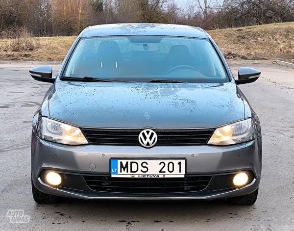 Pelēks Volkswagen Jetta 2014 Viļņa, ar dzinēja tilpumu 1.60 L un nobraukumu 255 tūkst. km par 3950 €, foto 2 vietnē AUTOMOTO.COM.LV