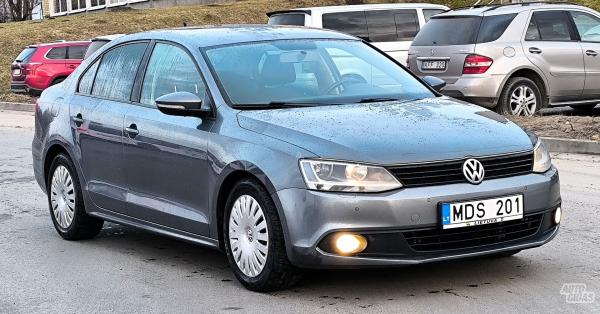 Pelēks Volkswagen Jetta 2014 Viļņa, ar dzinēja tilpumu 1.60 L un nobraukumu 255 tūkst. km par 3950 €, foto 3 vietnē AUTOMOTO.COM.LV