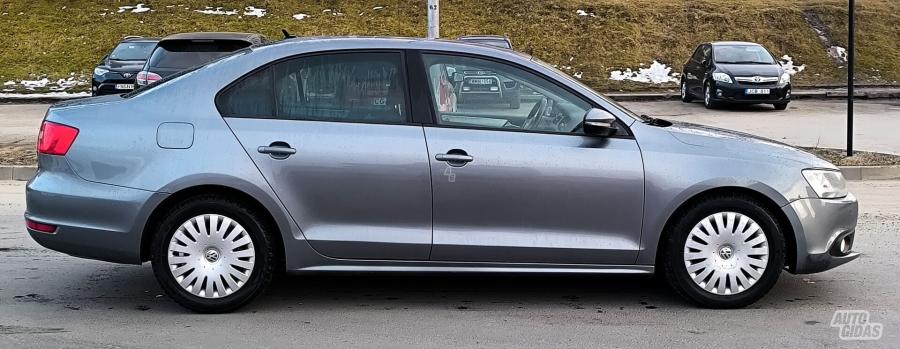 Grey Volkswagen Jetta 2014 in Vilnius, with an engine capacity of 1.60 L and mileage of 255 thousand km for 3950 €, photo 4 on AUTOMOTO.COM.LV