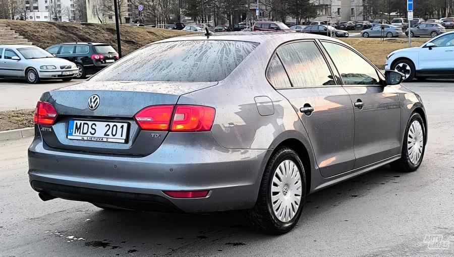 Grey Volkswagen Jetta 2014 in Vilnius, with an engine capacity of 1.60 L and mileage of 255 thousand km for 3950 €, photo 5 on AUTOMOTO.COM.LV