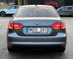 Grey Volkswagen Jetta 2014 in Vilnius, with an engine capacity of 1.60 L and mileage of 255 thousand km for 3950 €, photo 6 on AUTOMOTO.COM.LV