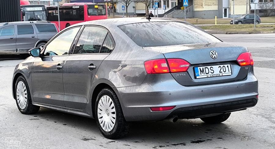 Grey Volkswagen Jetta 2014 in Vilnius, with an engine capacity of 1.60 L and mileage of 255 thousand km for 3950 €, photo 7 on AUTOMOTO.COM.LV