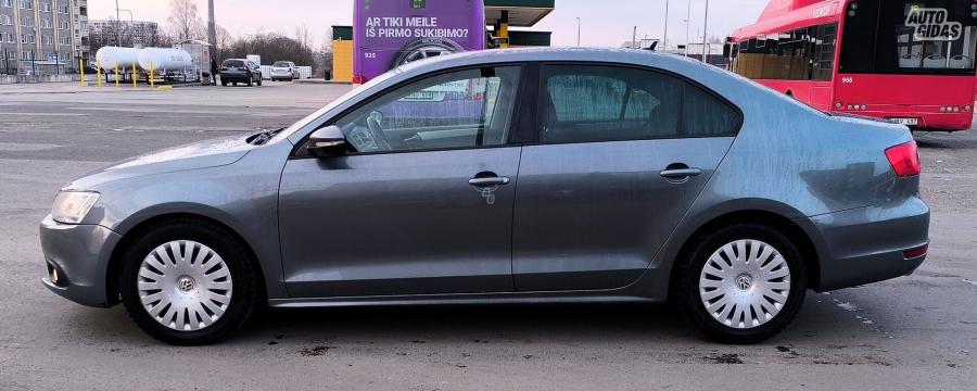 Grey Volkswagen Jetta 2014 in Vilnius, with an engine capacity of 1.60 L and mileage of 255 thousand km for 3950 €, photo 8 on AUTOMOTO.COM.LV