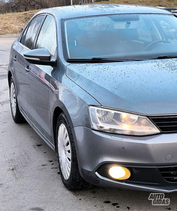 Pelēks Volkswagen Jetta 2014 Viļņa, ar dzinēja tilpumu 1.60 L un nobraukumu 255 tūkst. km par 3950 €, foto 10 vietnē AUTOMOTO.COM.LV