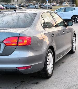 Grey Volkswagen Jetta 2014 in Vilnius, with an engine capacity of 1.60 L and mileage of 255 thousand km for 3950 €, photo 11 on AUTOMOTO.COM.LV