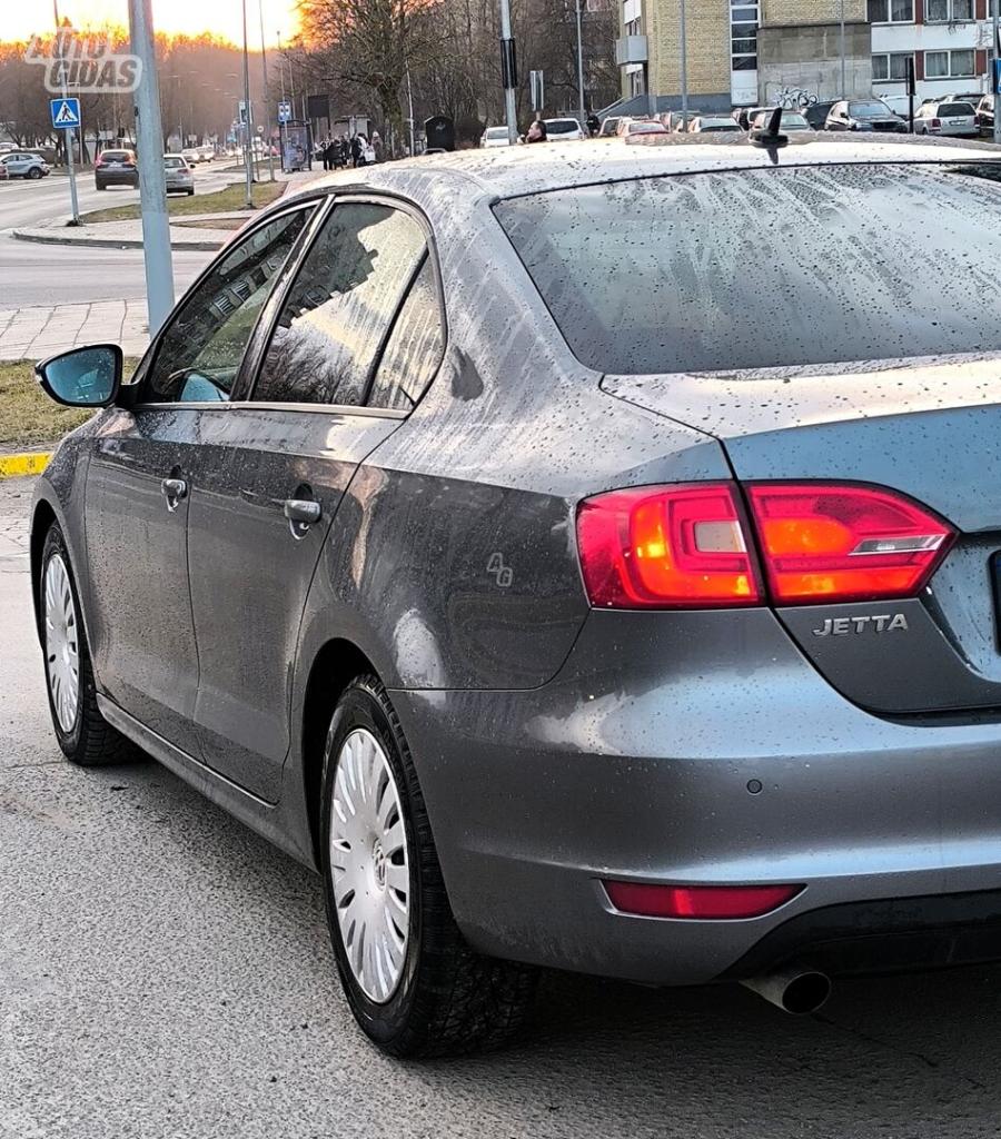 Grey Volkswagen Jetta 2014 in Vilnius, with an engine capacity of 1.60 L and mileage of 255 thousand km for 3950 €, photo 12 on AUTOMOTO.COM.LV