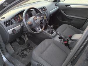 Grey Volkswagen Jetta 2014 in Vilnius, with an engine capacity of 1.60 L and mileage of 255 thousand km for 3950 €, photo 13 on AUTOMOTO.COM.LV