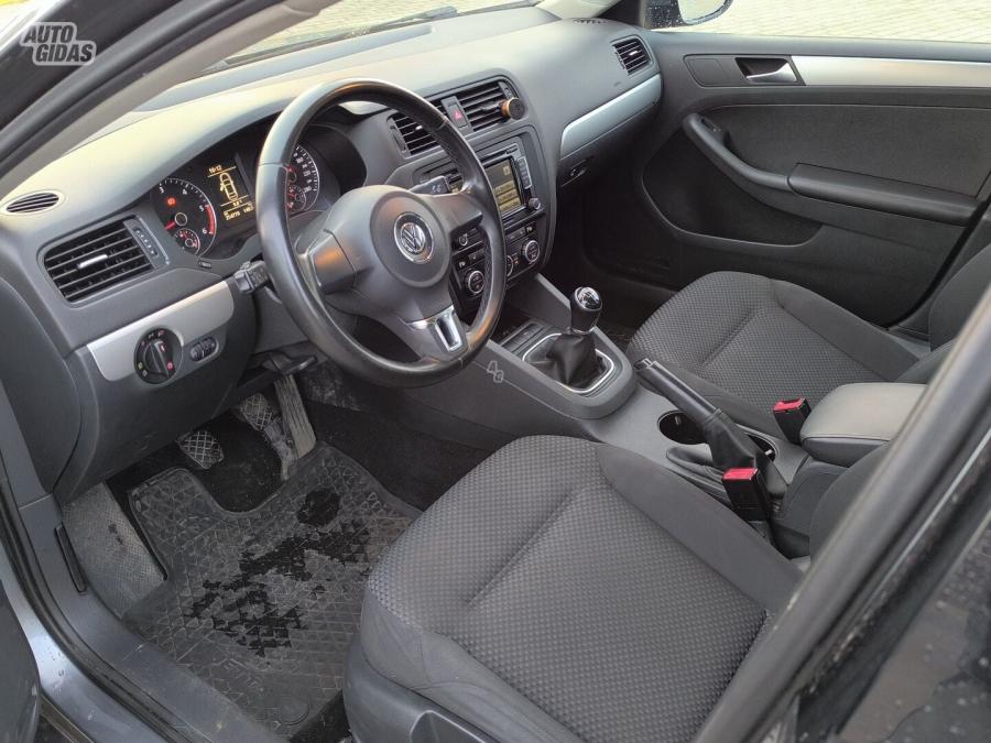 Grey Volkswagen Jetta 2014 in Vilnius, with an engine capacity of 1.60 L and mileage of 255 thousand km for 3950 €, photo 13 on AUTOMOTO.COM.LV