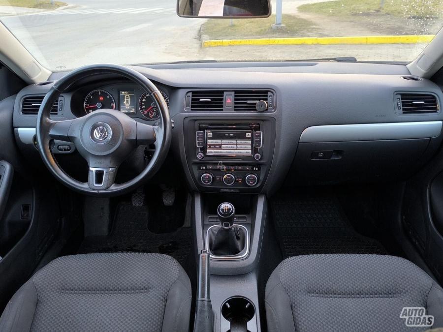 Grey Volkswagen Jetta 2014 in Vilnius, with an engine capacity of 1.60 L and mileage of 255 thousand km for 3950 €, photo 14 on AUTOMOTO.COM.LV