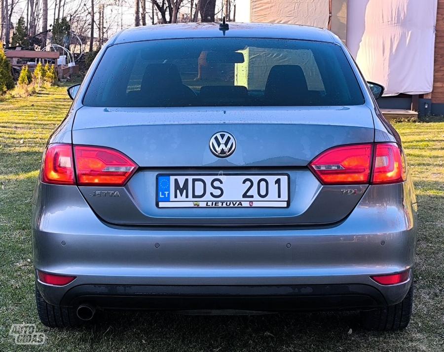 Pelēks Volkswagen Jetta 2014 Viļņa, ar dzinēja tilpumu 1.60 L un nobraukumu 256 tūkst. km par 3949 €, foto 6 vietnē AUTOMOTO.COM.LV